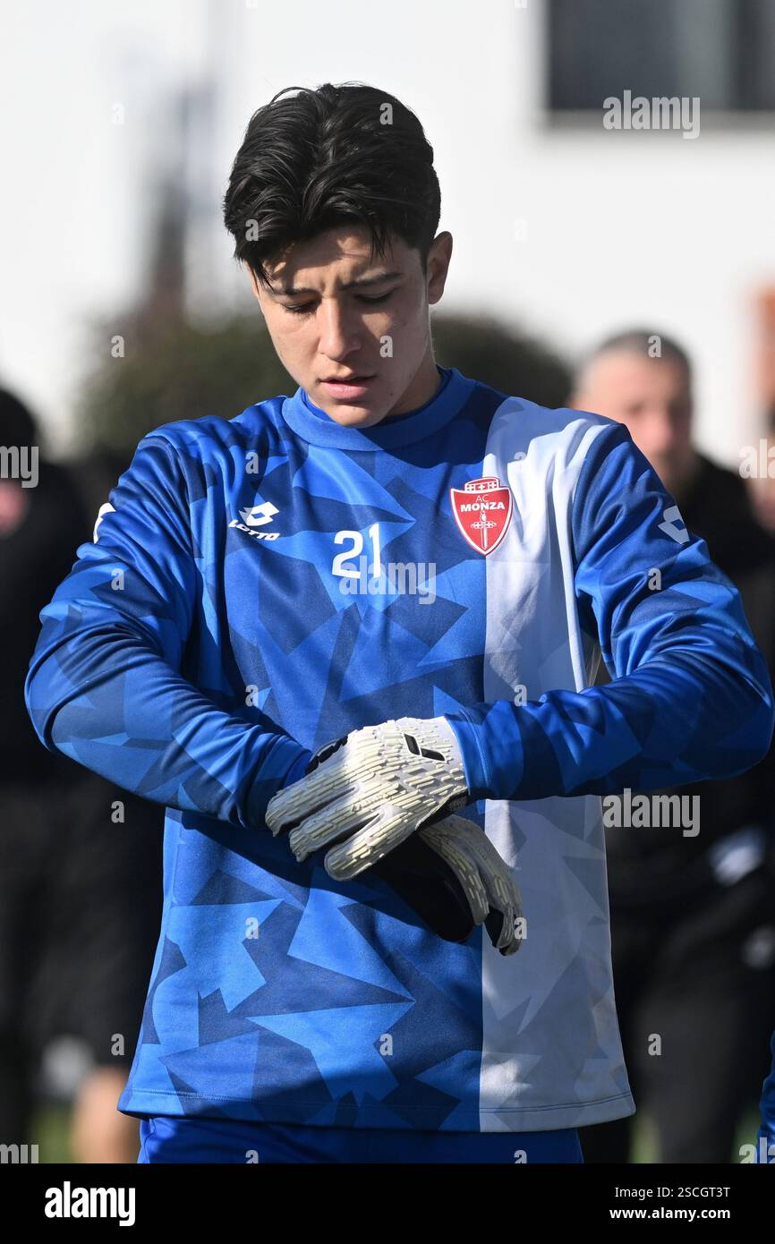 Monza, Italia. 06th Feb, 2025. AC Monza's goalkeeper Semuel Pizzignacco ...