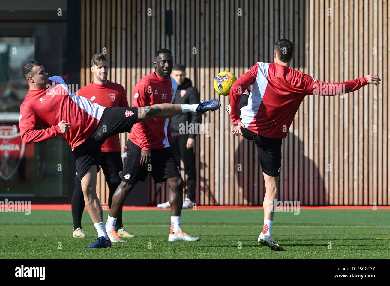 Monza, Italia. 06th Feb, 2025. AC Monza's players during training ...