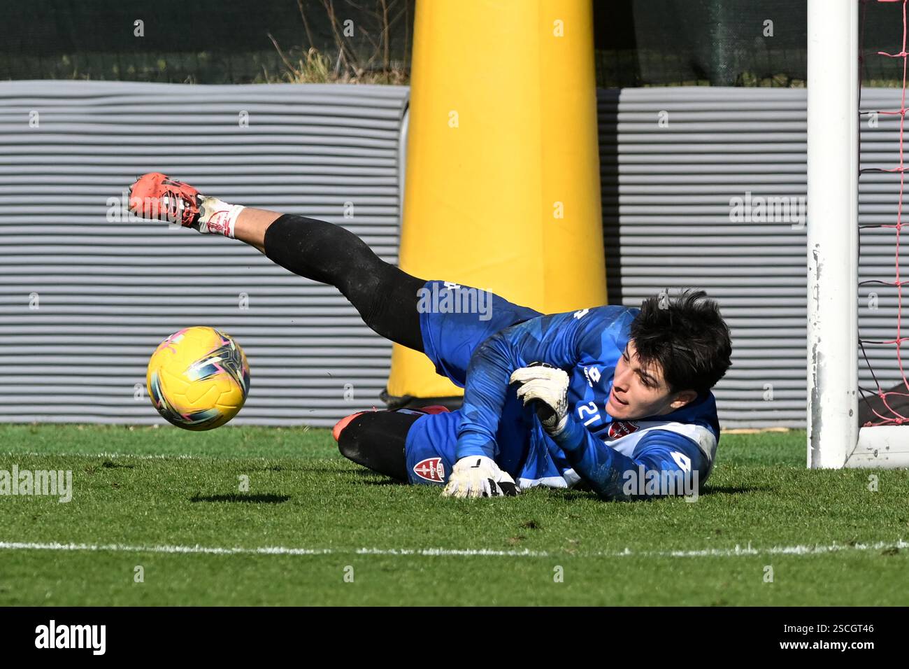 Monza, Italia. 06th Feb, 2025. AC Monza's goalkeeper Semuel Pizzignacco ...