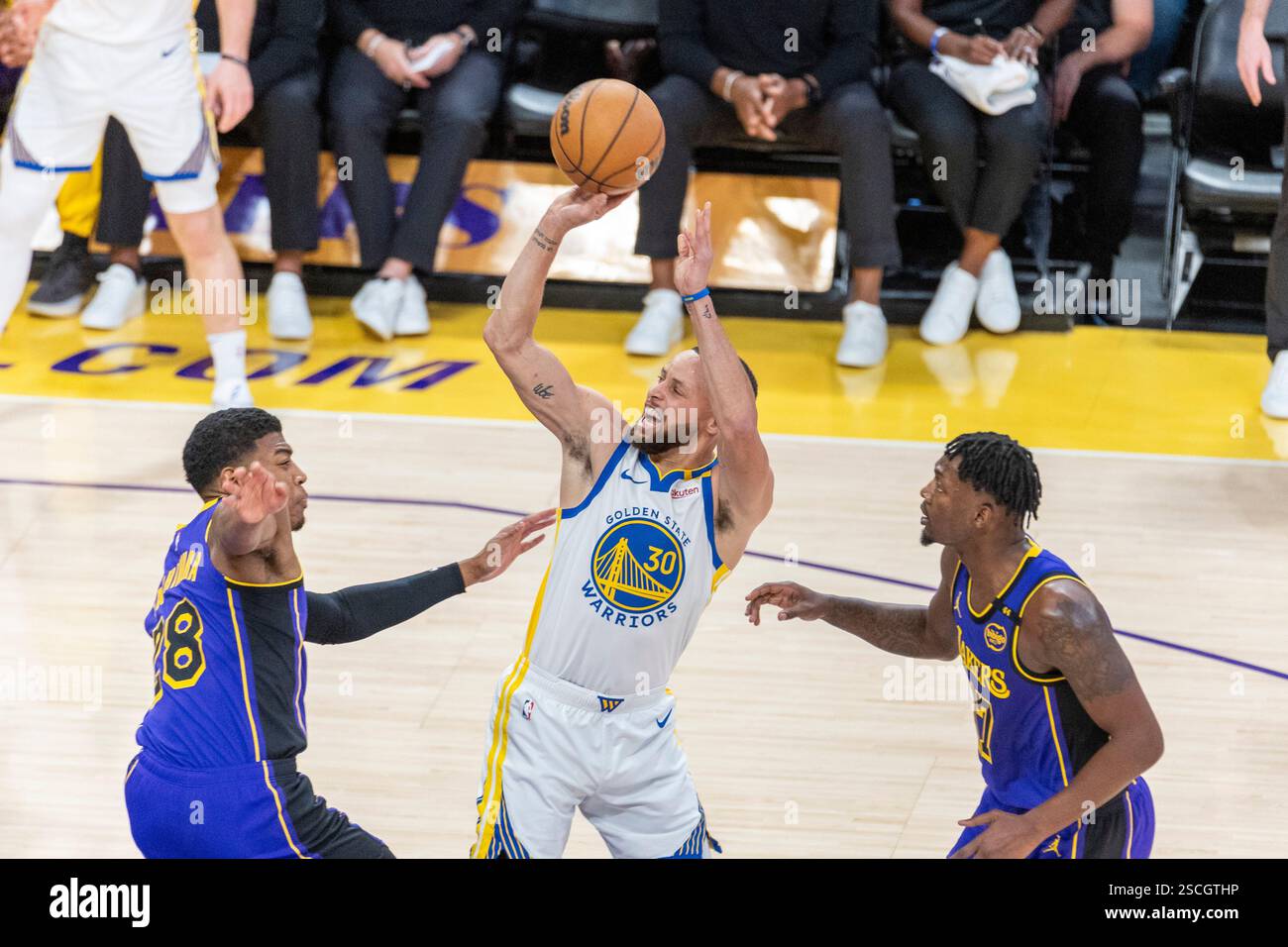 Golden State Warriors' Stephen Curry #30 shoots against Los Angeles ...