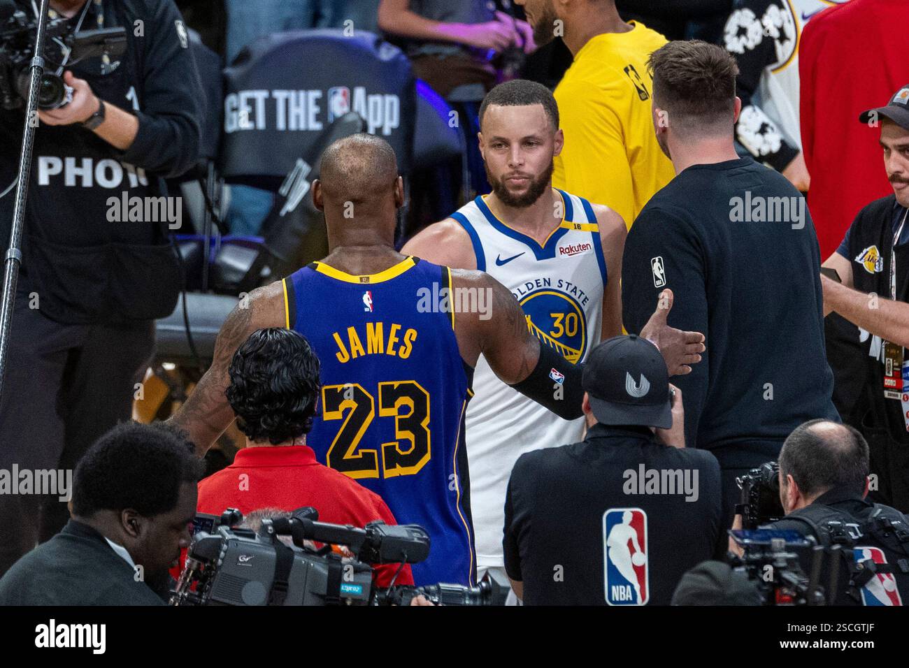 Golden State Warriors' Stephen Curry #30 greets Los Angeles Lakers ...