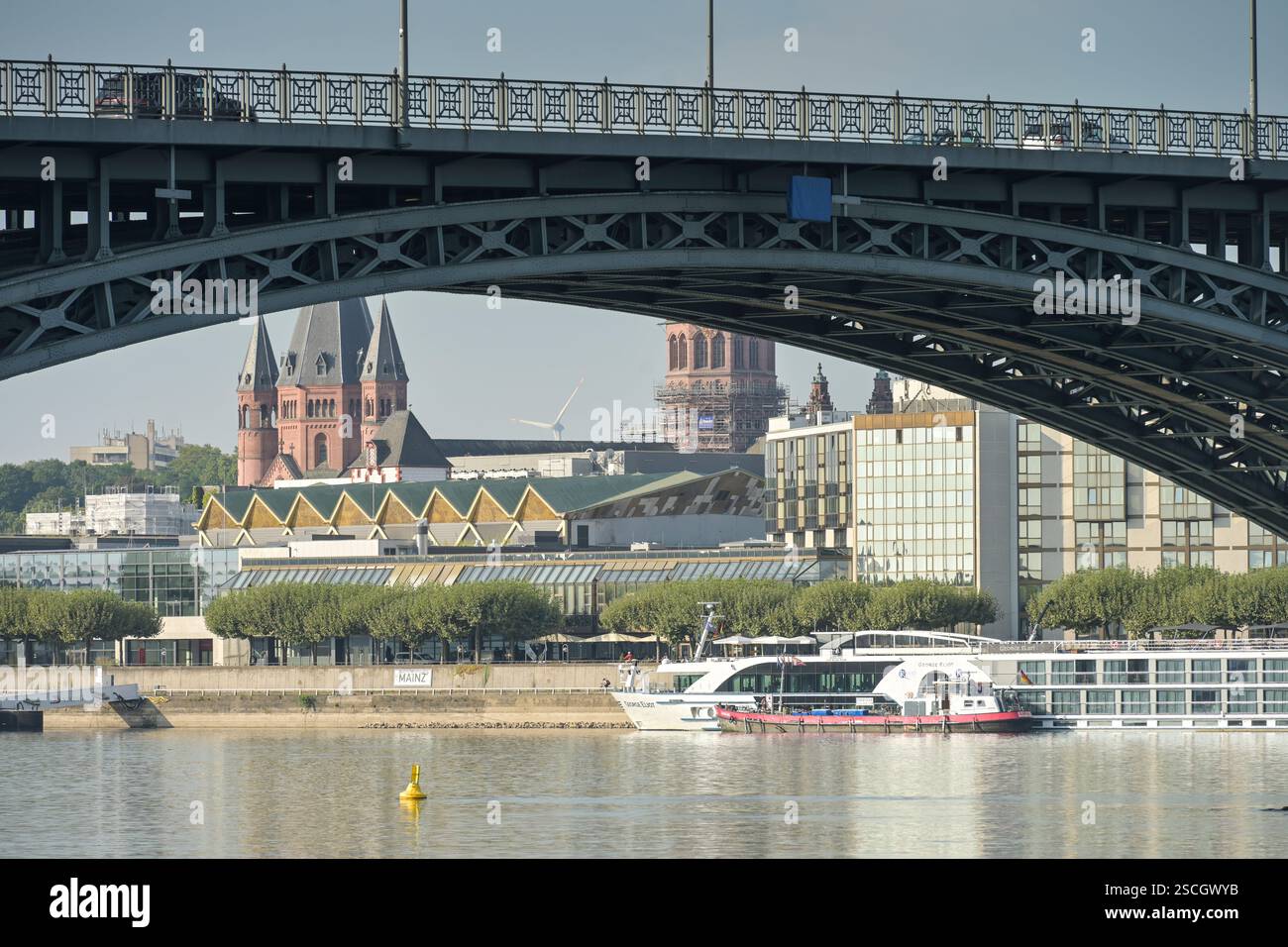 Theodor-Heuss-Brücke, Rheinbrücke, Rhein, hinten Rheinufer, Altstadt ...