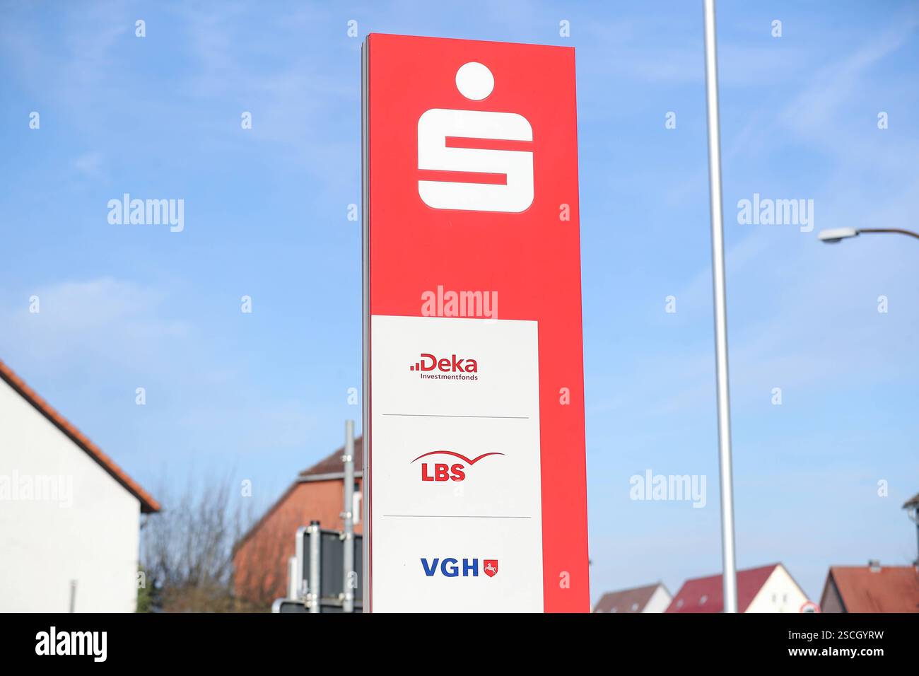 02.02.2025, xtgx, Symbolfotos Banken. Logo der Sparkasse, Deka, LBS ...