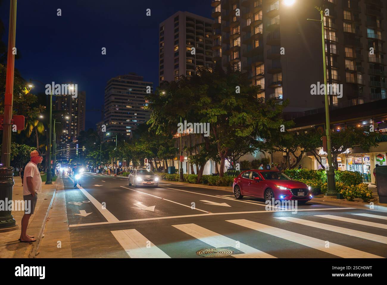Nighttime urban street scene hi-res stock photography and images - Alamy
