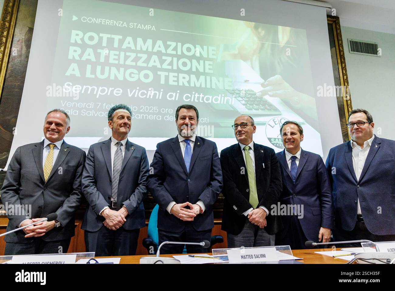 Il segretario della Lega Matteo Salvini (centro) con (da sx) Massimo ...