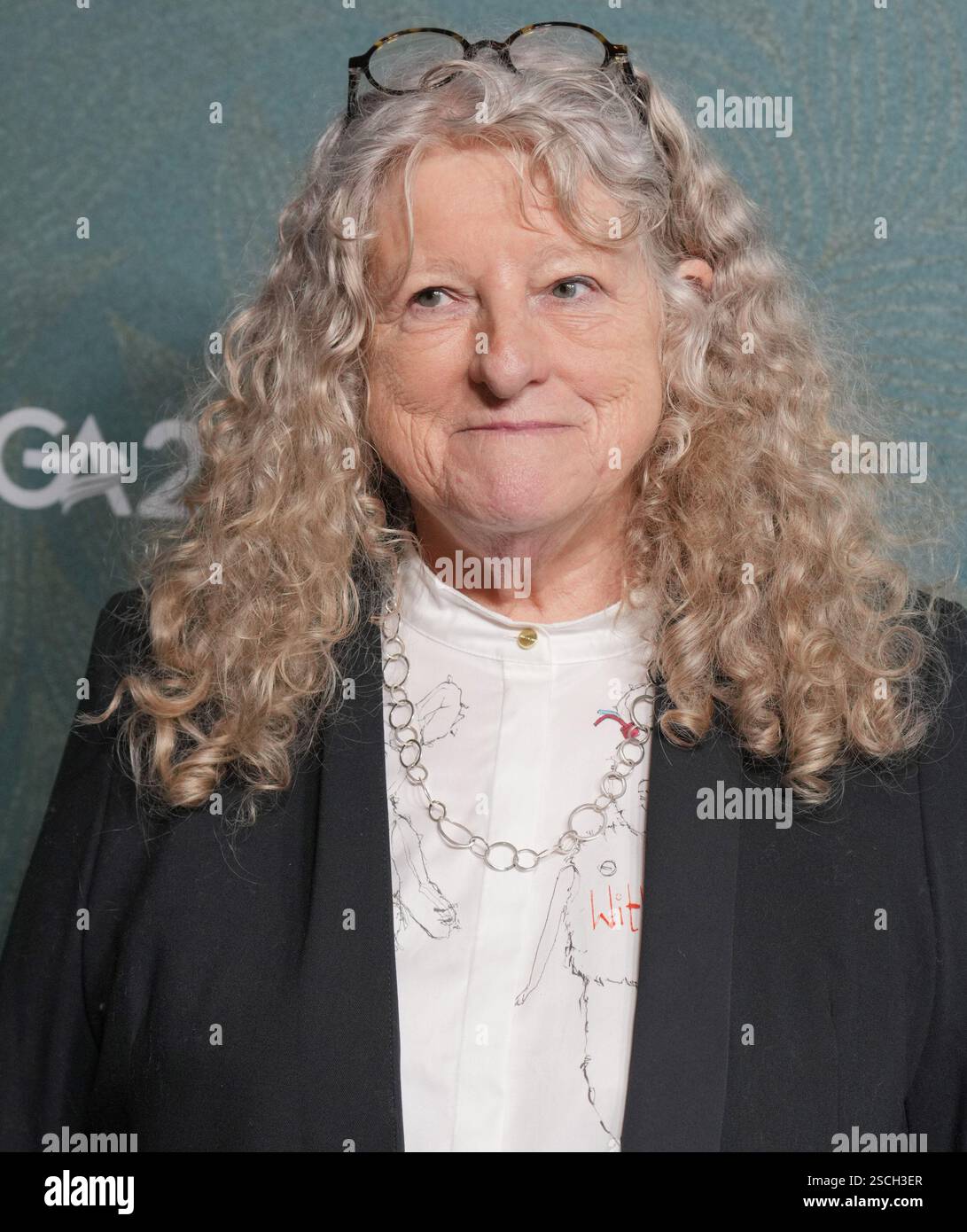 Los Angeles, USA. 06th Feb, 2025. Jenny Beavan arrives at the 27th CDGA ...