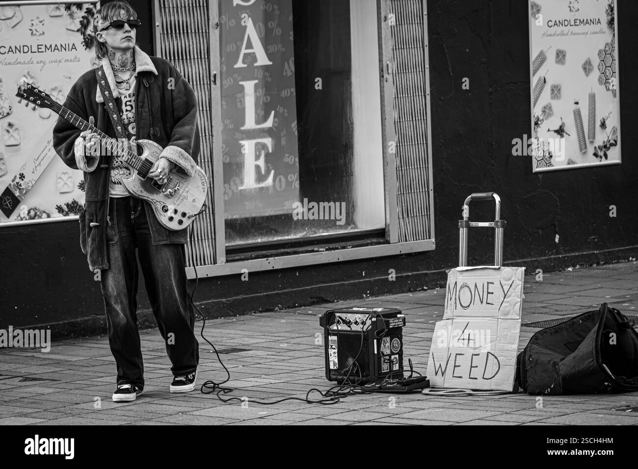 Man singing busking money hi-res stock photography and images - Alamy