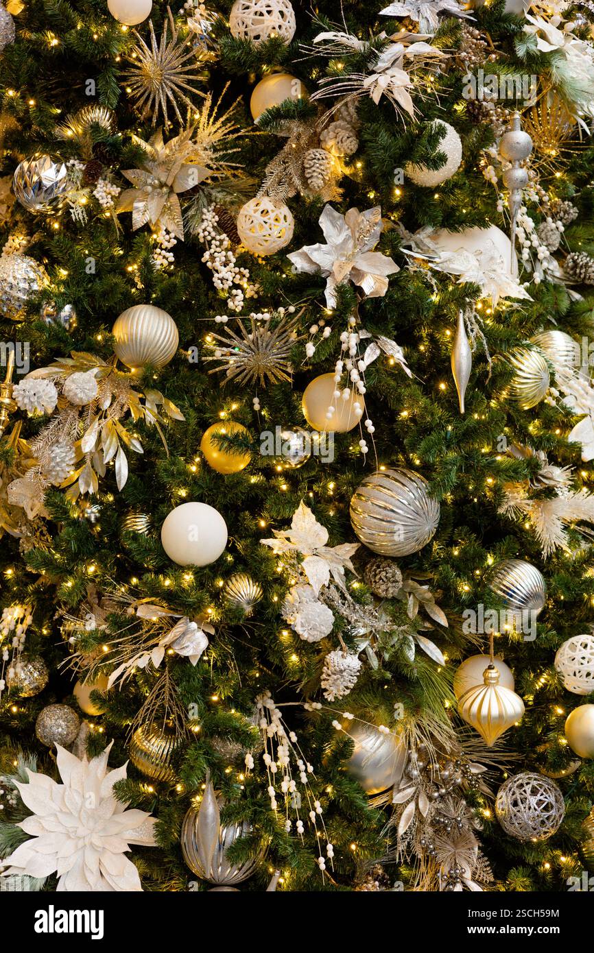 Gold garland lights hi-res stock photography and images - Alamy