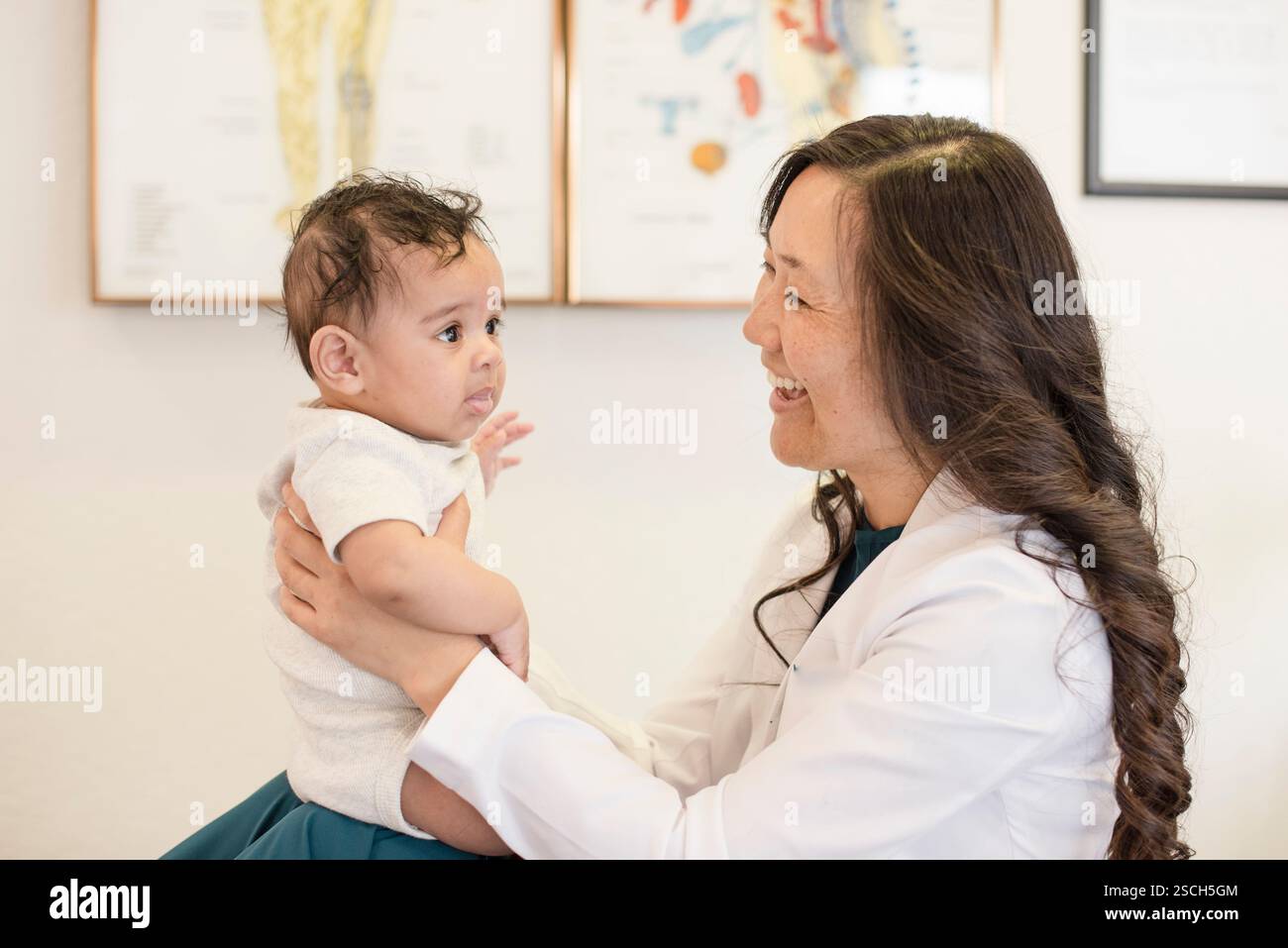 Baby at doctor's office hi-res stock photography and images - Alamy