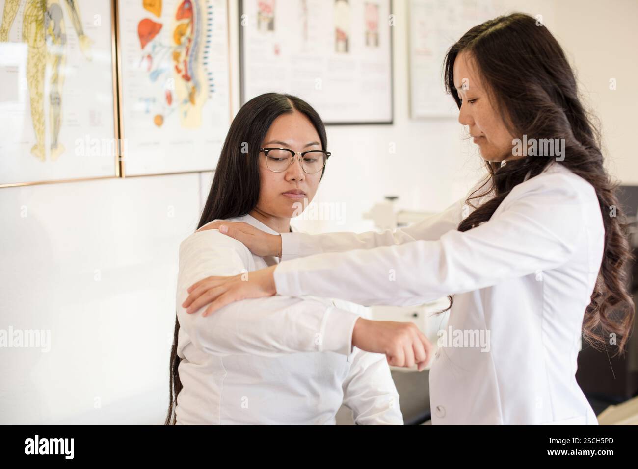 Doctor looking at patient at doctors office Stock Photo - Alamy