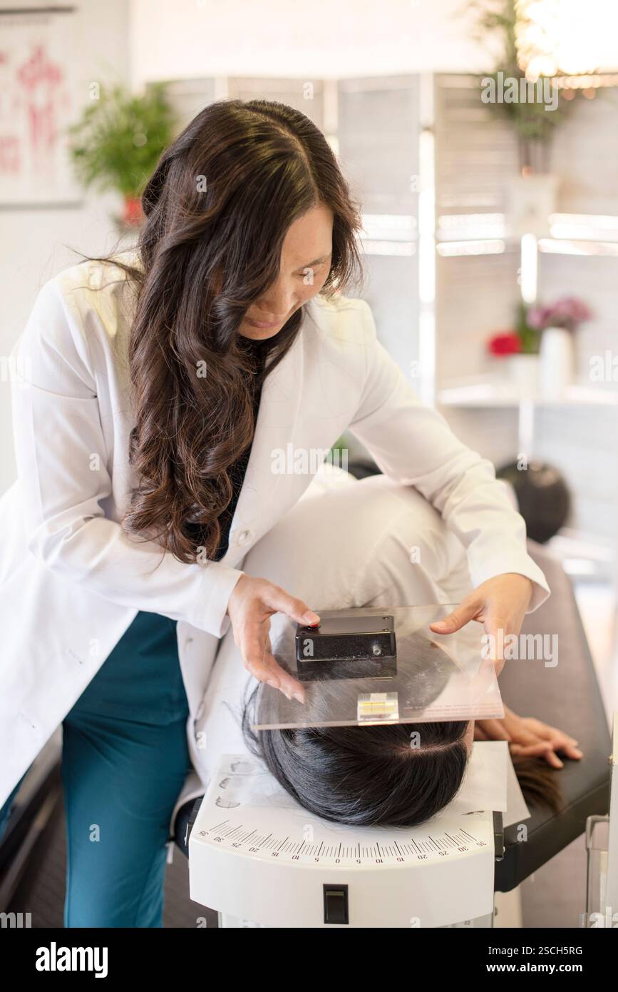 Setting up adjusting hi-res stock photography and images - Alamy