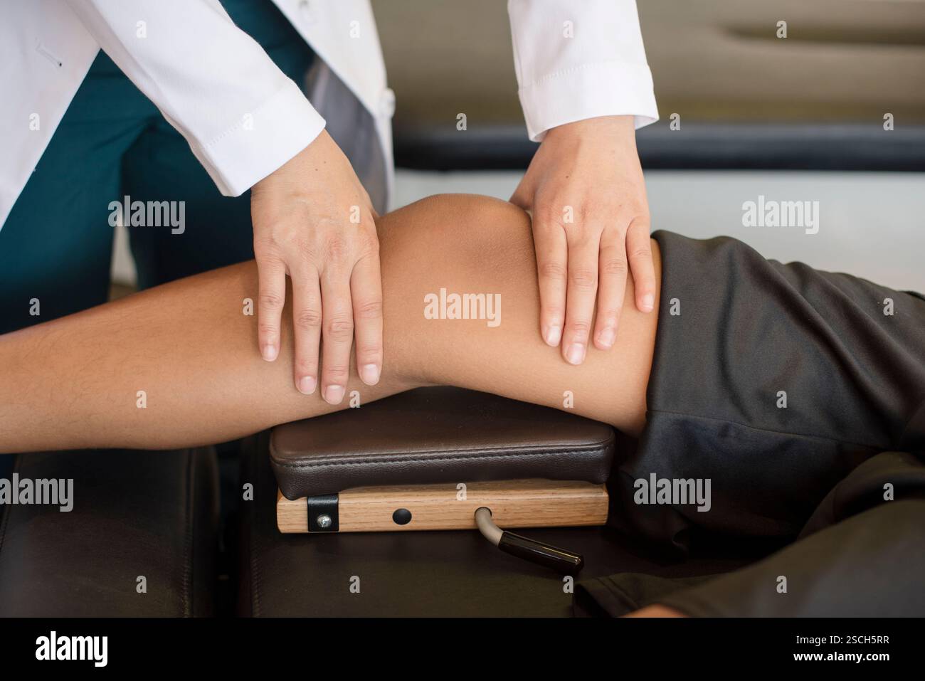 Doctor examining patient knee hi-res stock photography and images - Alamy