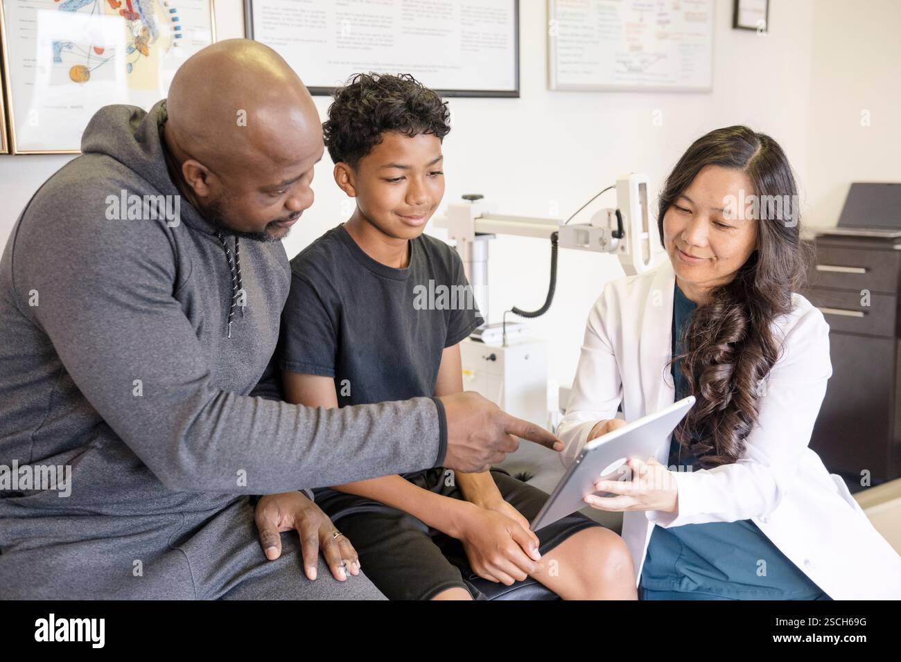 Patient's father talking with doctor Stock Photo - Alamy
