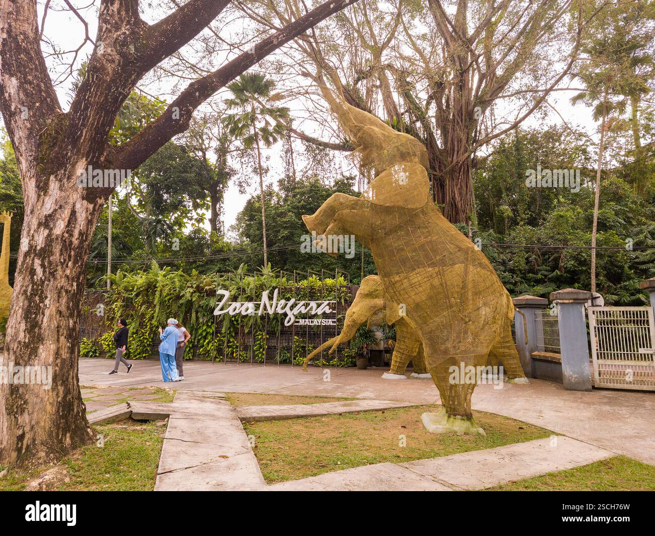 Malaysia Zoo Negara, approach to main entrance showing an art ...