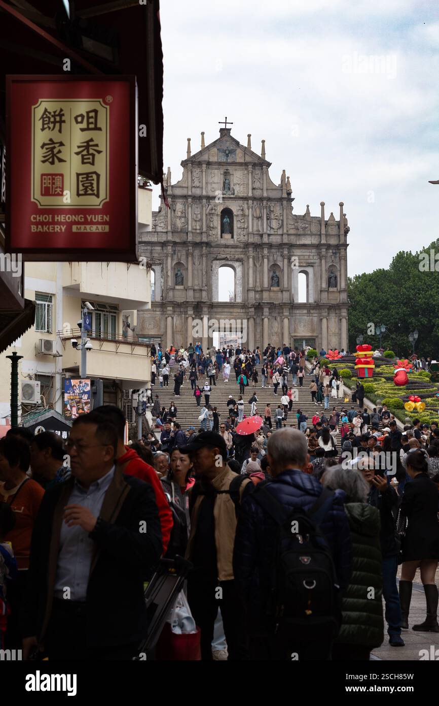 Crowds outside bakery close to Saint Paul's ruins, Macau Stock Photo - Alamy