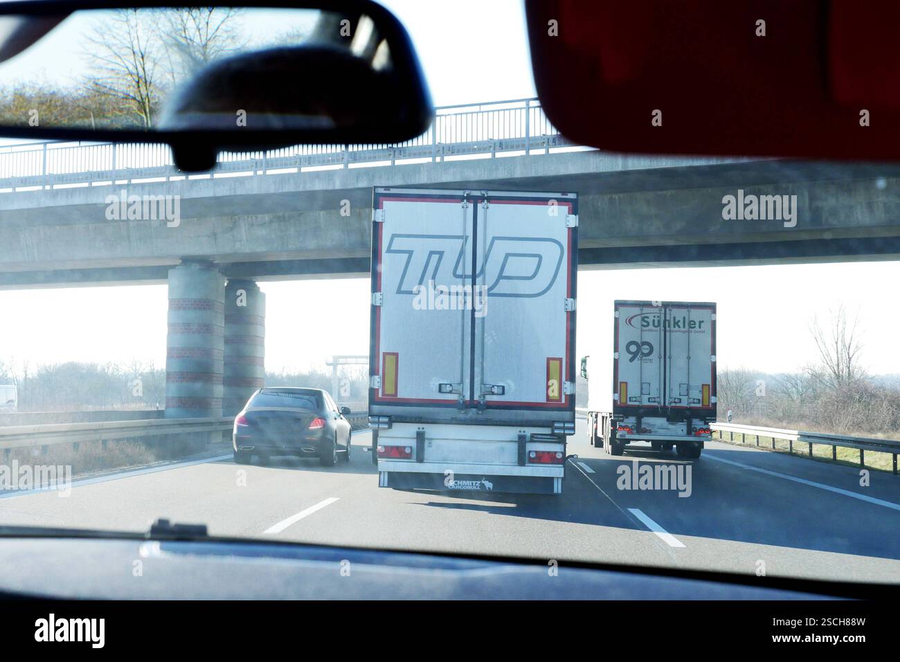 03.02.2025, Deutschland. Verkehr auf einer dreispurigen Autobahn ...
