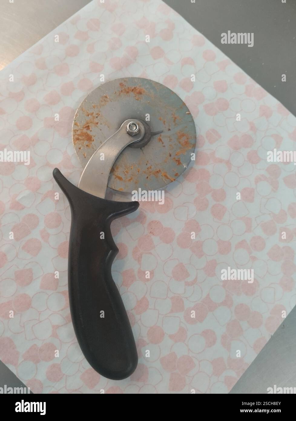 Round pizza cutter hi-res stock photography and images - Alamy