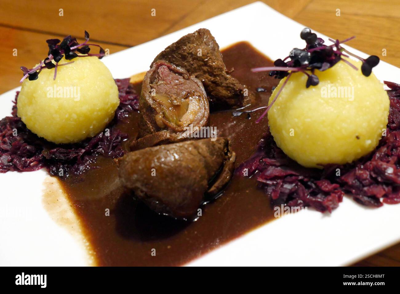 03.02.2025, Thüringen - Deutschland. Rinderroulade mit Klößen und ...