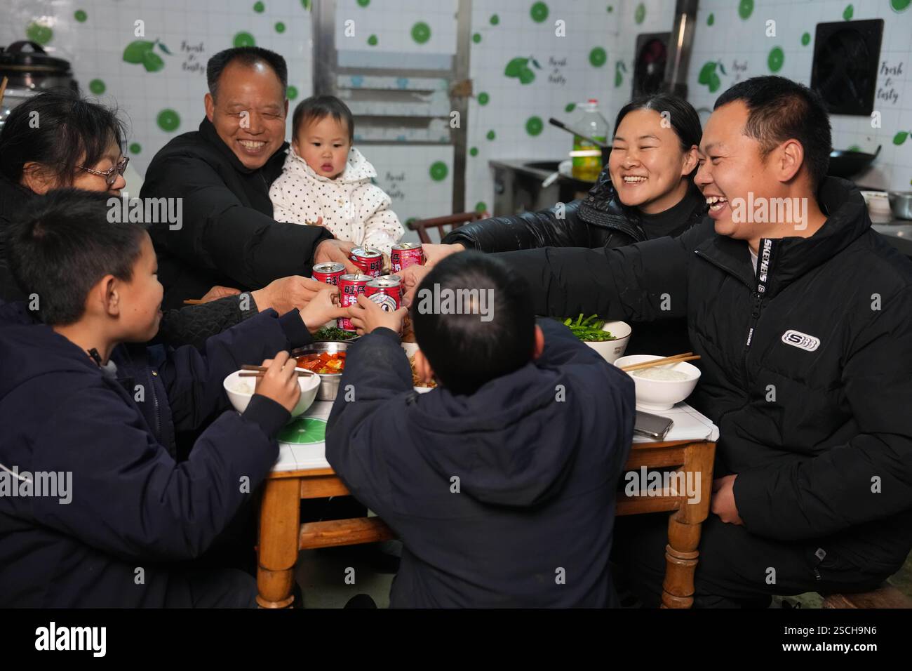 (250207) -- CHANGSHA, Feb. 7, 2025 (Xinhua) -- Xiao Shenglan (1st R) and his wife He Xiaozhen ...