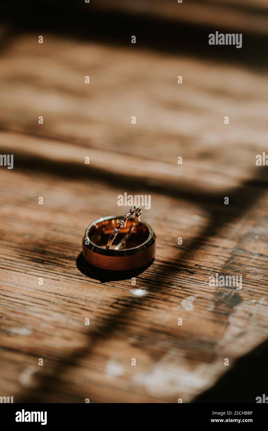 his and hers gold wedding band rings Stock Photo - Alamy