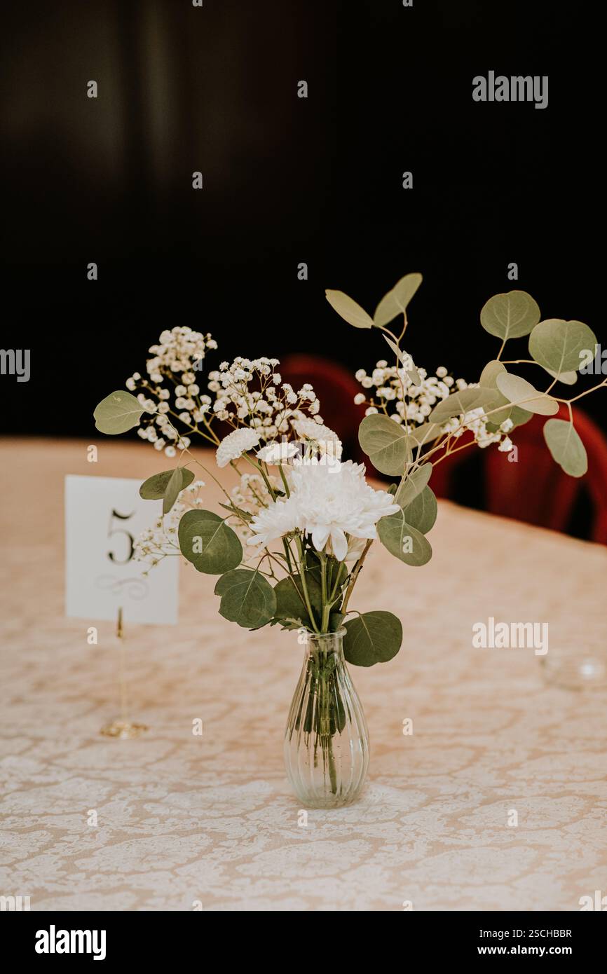 simple elegant white wedding floral design Stock Photo - Alamy