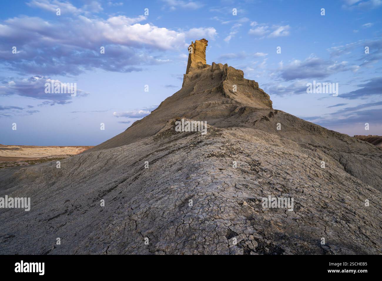 This image captures a striking rock formation in the deserts of Utah ...