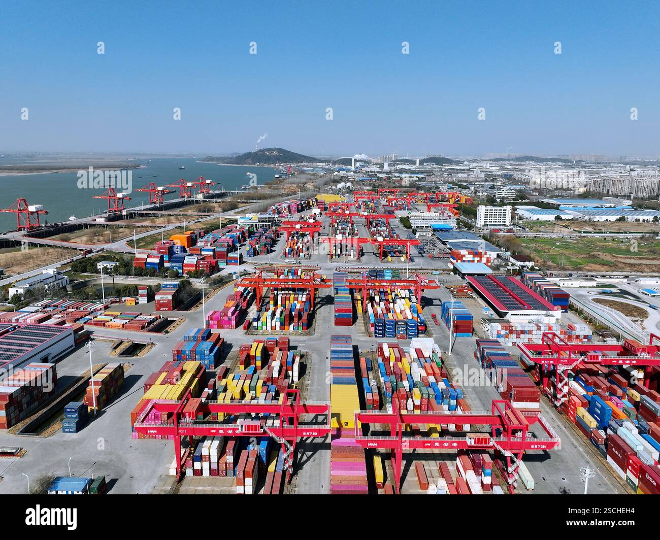 Wuhu, China. 07th Feb, 2025. WUHU, CHINA - FEBRUARY 7, 2025 - Cargo ...