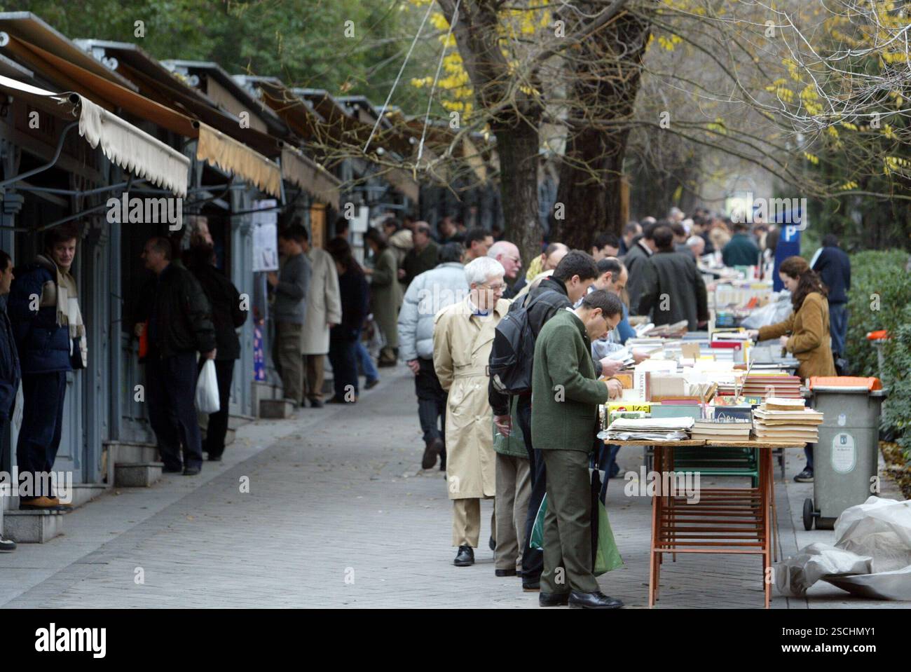 Madrid, 21/12/2002. Bookstores on the slope of Claudio Moyano. Photo ...