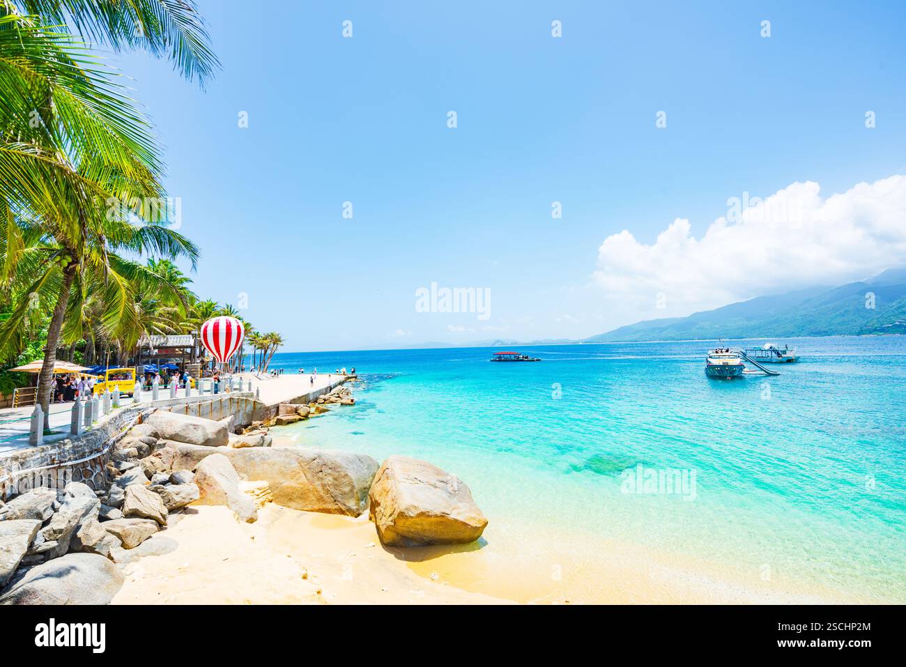 Ocean view palm trees tourists hi-res stock photography and images - Alamy