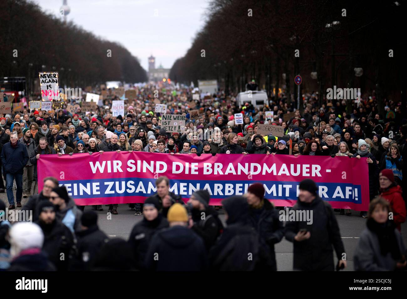 Demo fuer die Brandmauer DEU, Deutschland, Germany, Berlin, 02.02.2025 ...
