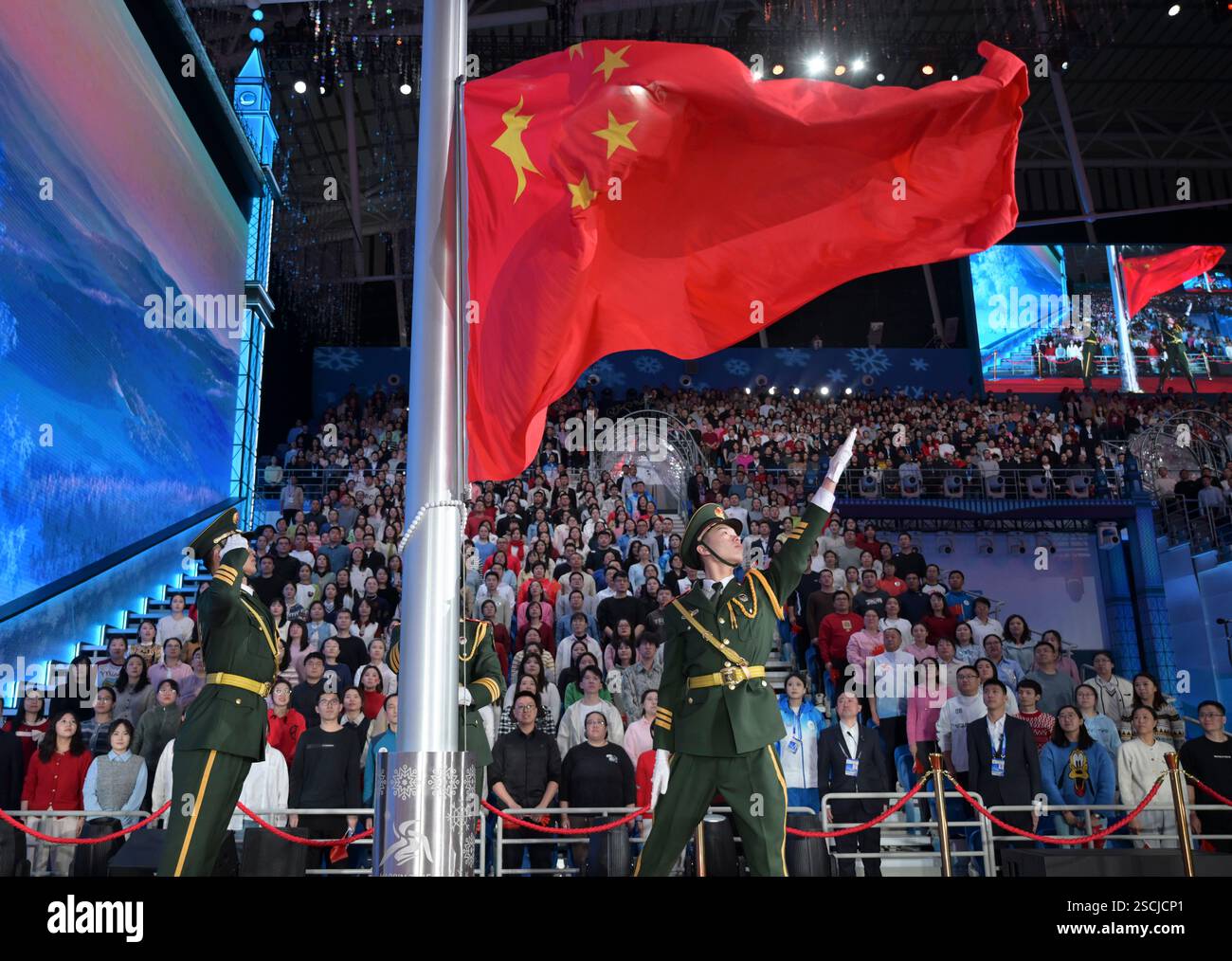 (250207) -- HARBIN, Feb. 7, 2025 (Xinhua) -- The Chinese national flag ...