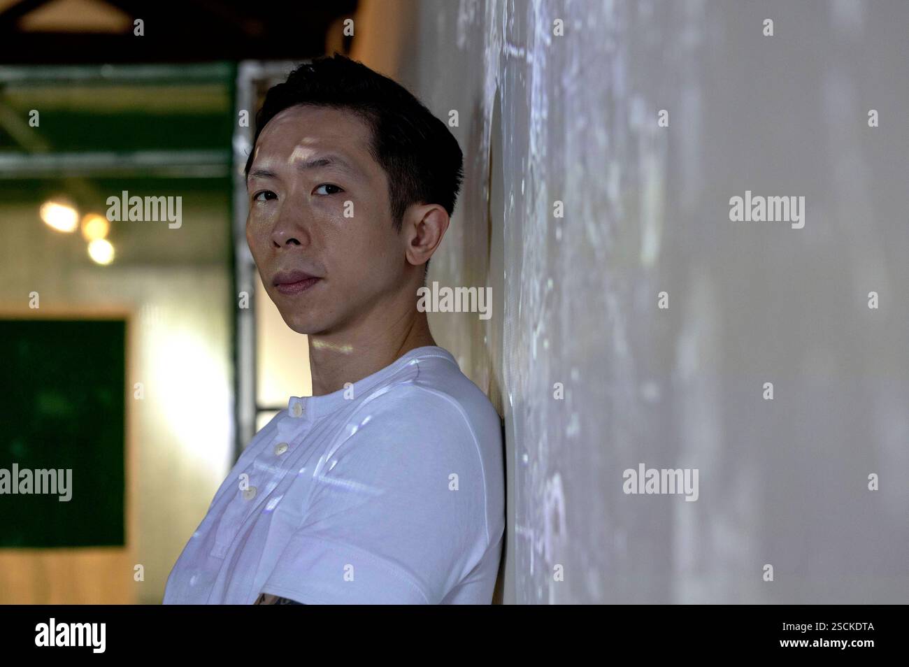 Lee Kai Chung in seiner Ausstellung. Er betreibt künstlerische ...