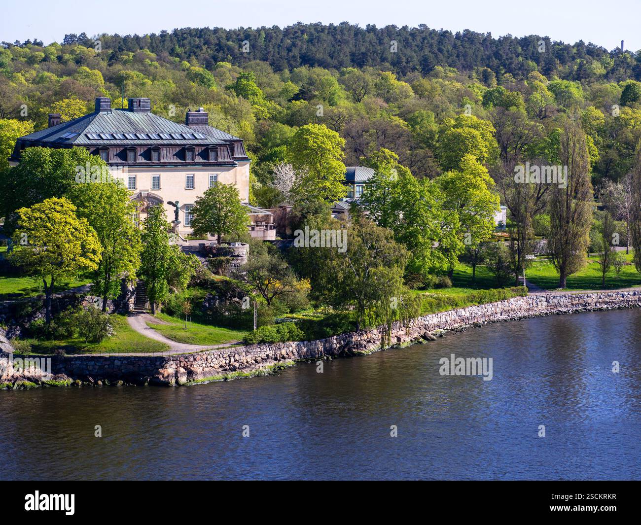 Expensive waterfront house close hi-res stock photography and images ...