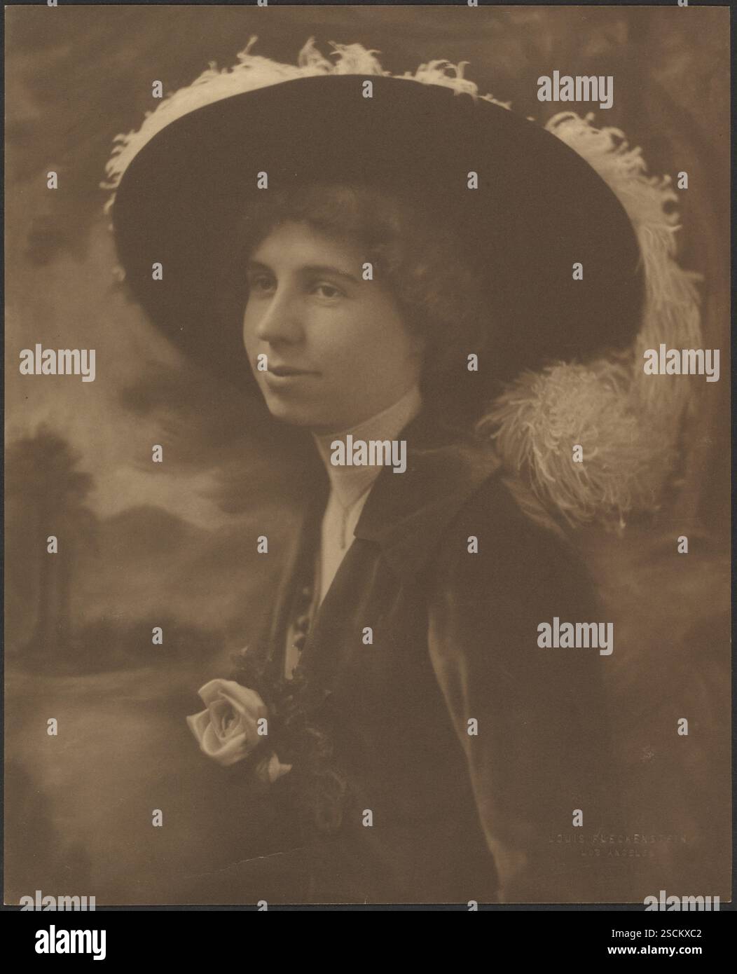 Bodies painted silver hi-res stock photography and images - Alamy