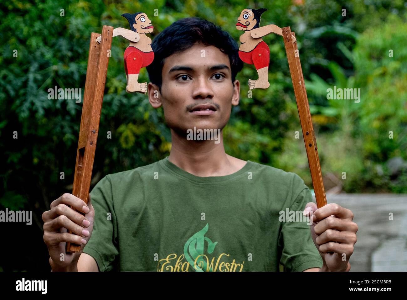 Yogyakarta, Indonesia. 7th Feb, 2025. A craftsman demonstrates ...