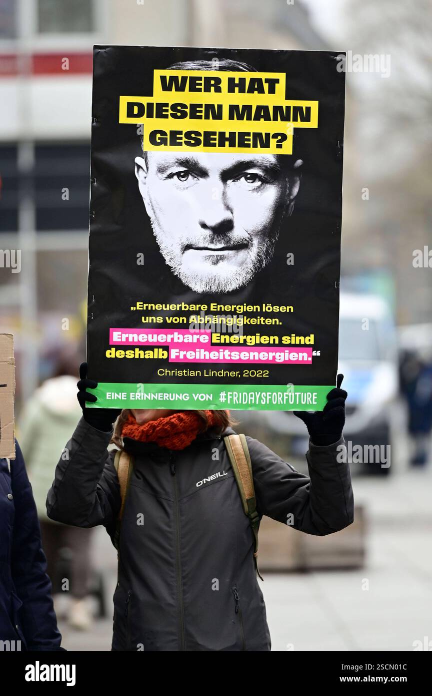 Demonstrant mit Schild mit der Aufschrift Wer hat diesen Mann gesehen ...