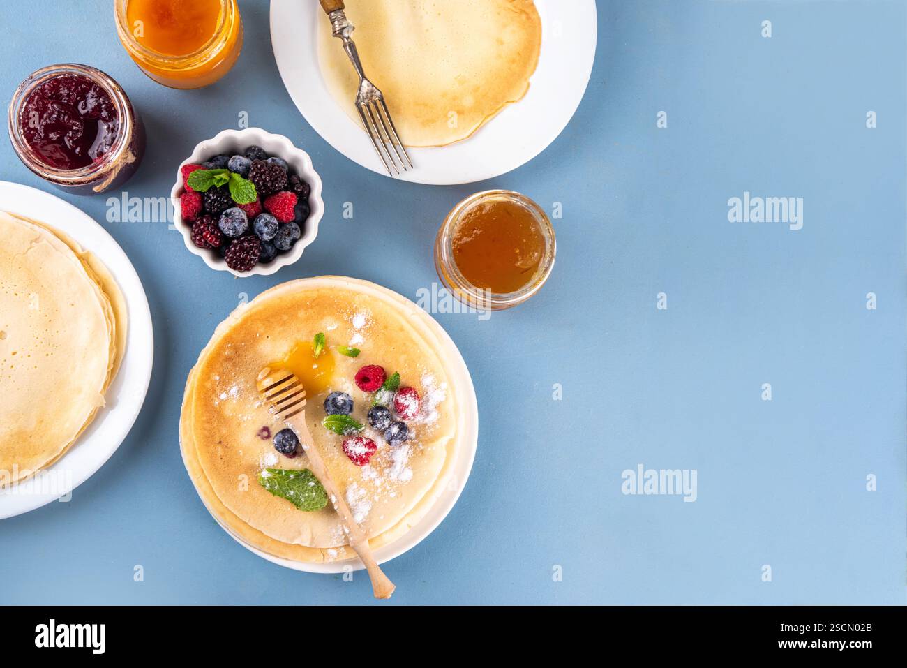 Traditional Maslenitsa food, Eastern European Slavic thin pancakes ...
