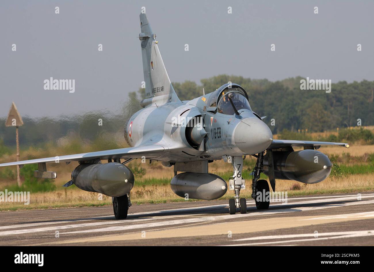 Ein Kampfflugzeug der französischen Luftwaffe vom Typ Dassault Mirage 2000-5F. Ein Kampfflugzeug ...