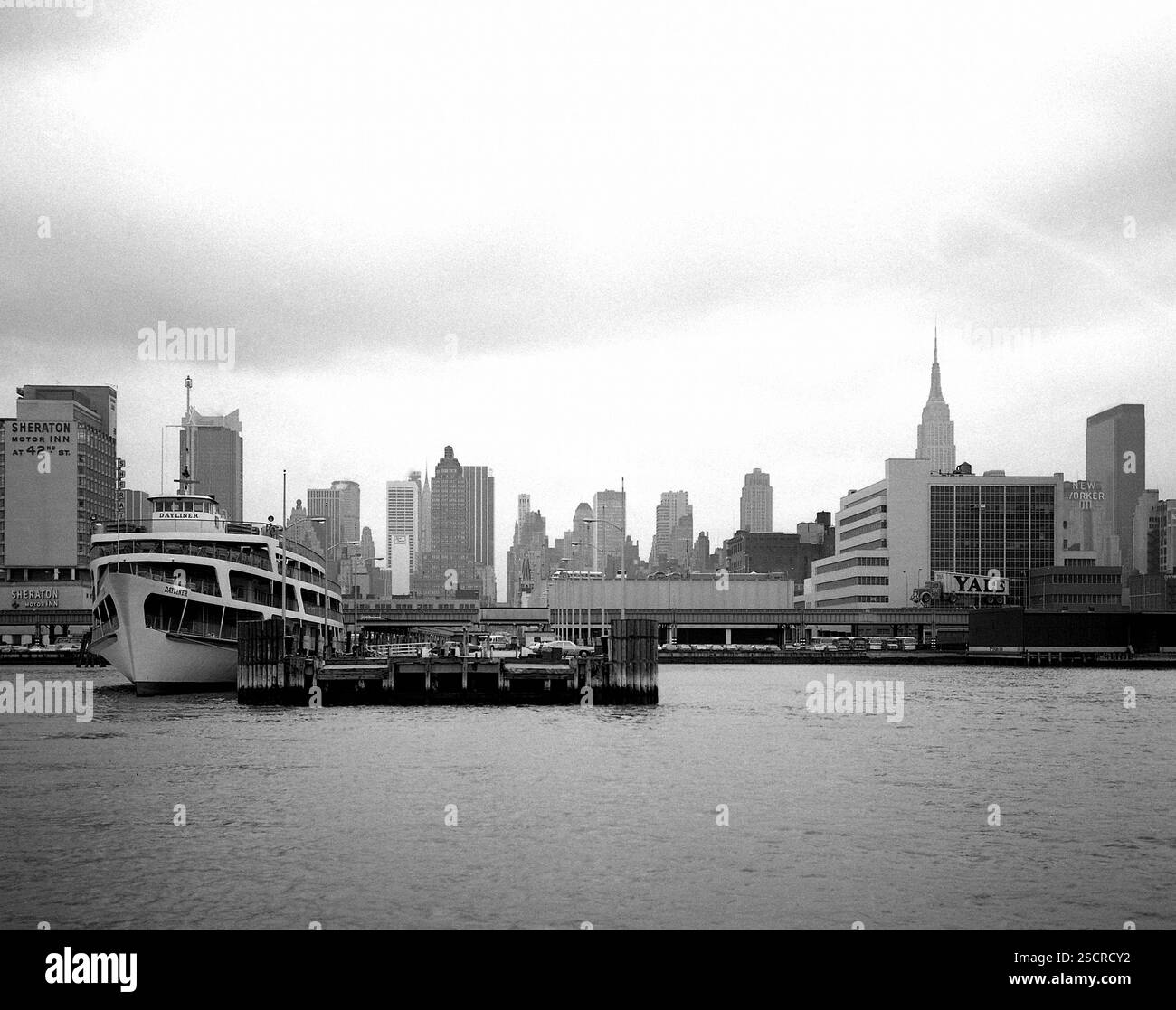 View from the Hudson River to the docks of Manhattan Westside in New ...