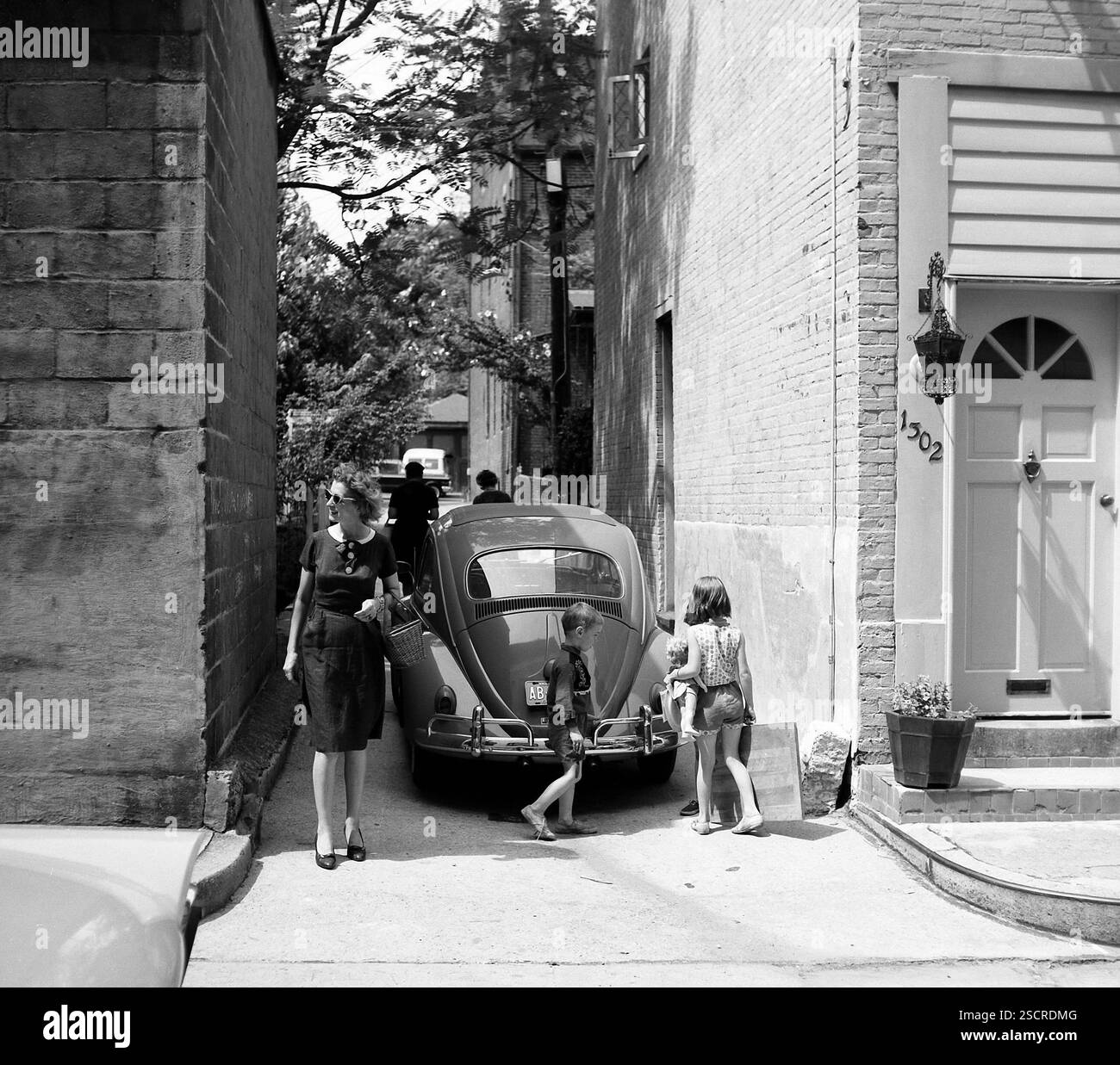 Children and wife at the VW Beetle in Baltimore. [automated translation ...