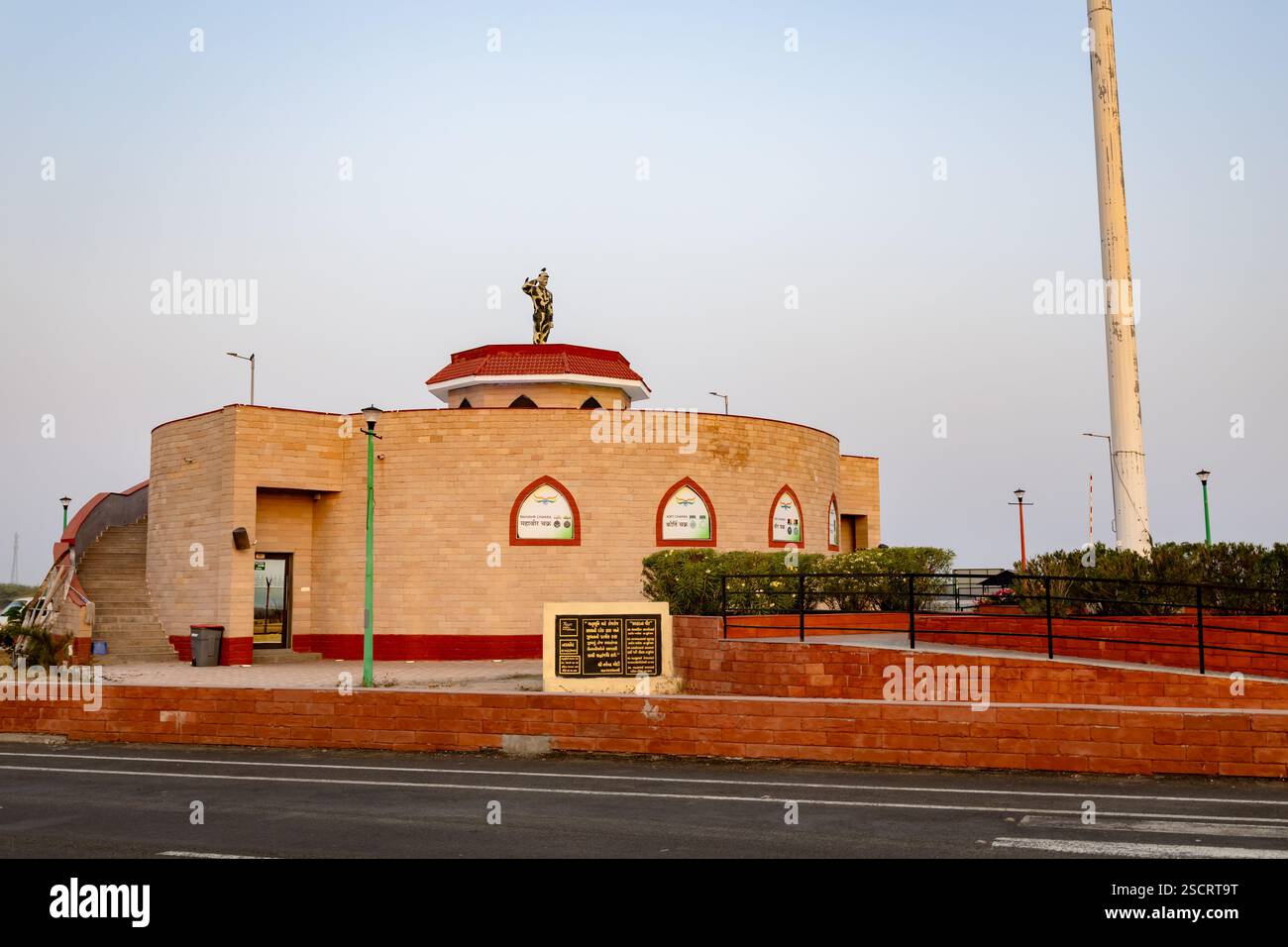war memorial by indian security force at india pakistan border at day ...