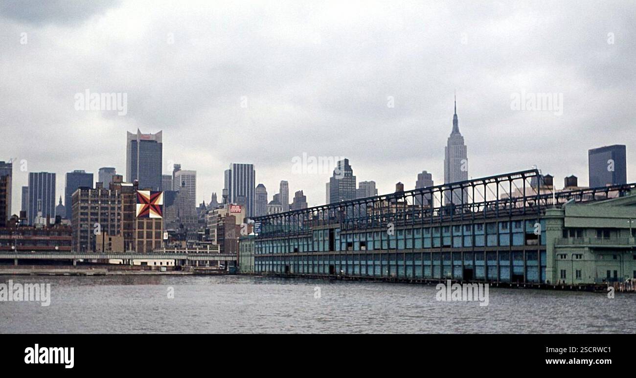 View over the docks of the Hudson River to the skyscrapers of Manhattan ...