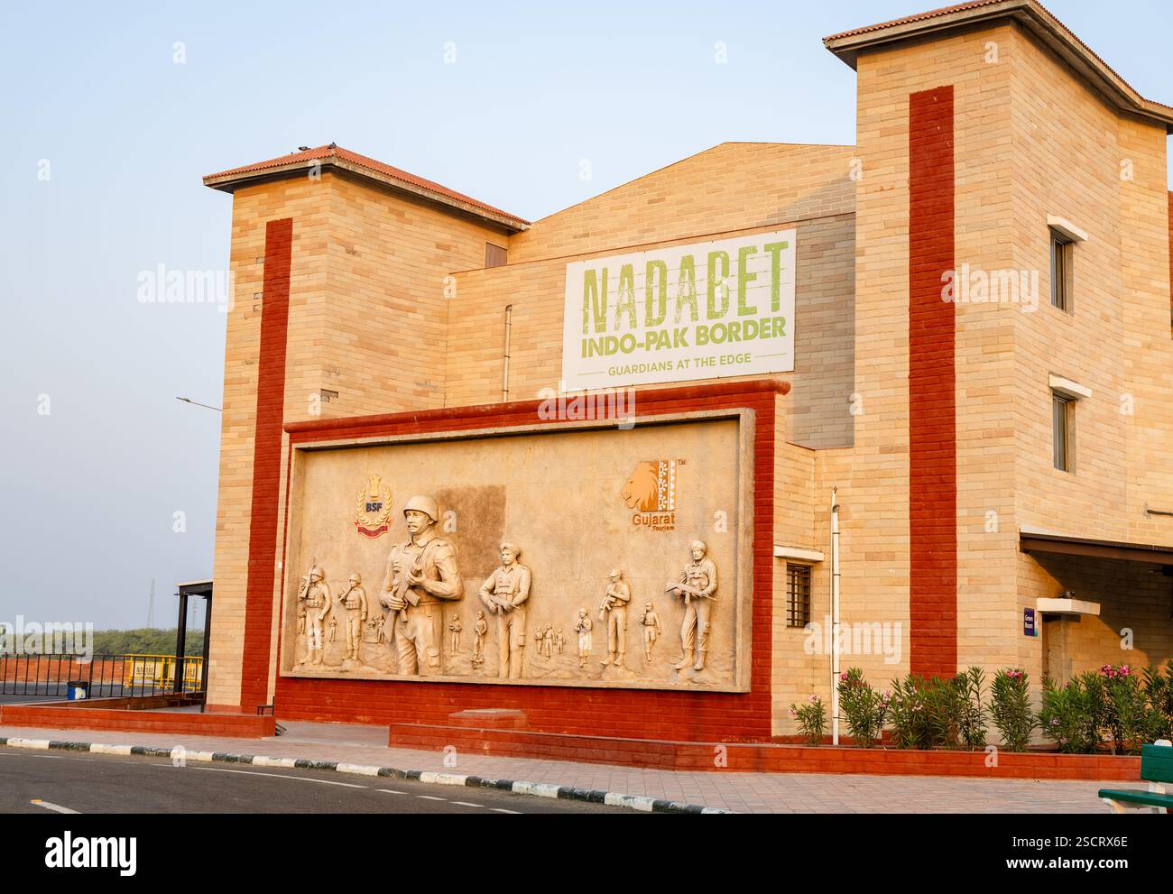 war memorial by indian security force at india pakistan border at day ...