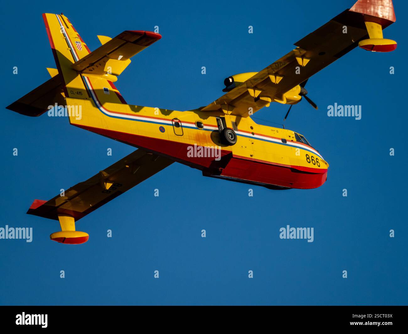 Croatian Canadair CL-415 "866" HRZ in action fire-figthing over Istria ...