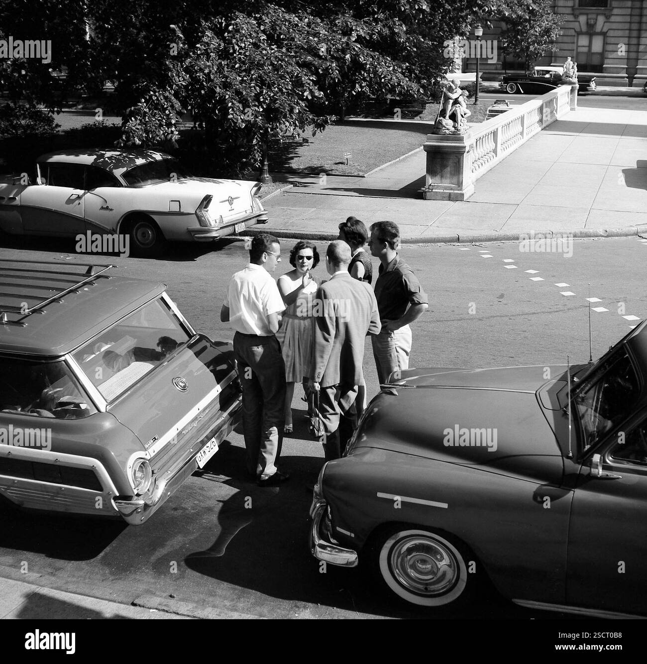 Germans in Baltimore USA: Picture shows group on a street and cars ...