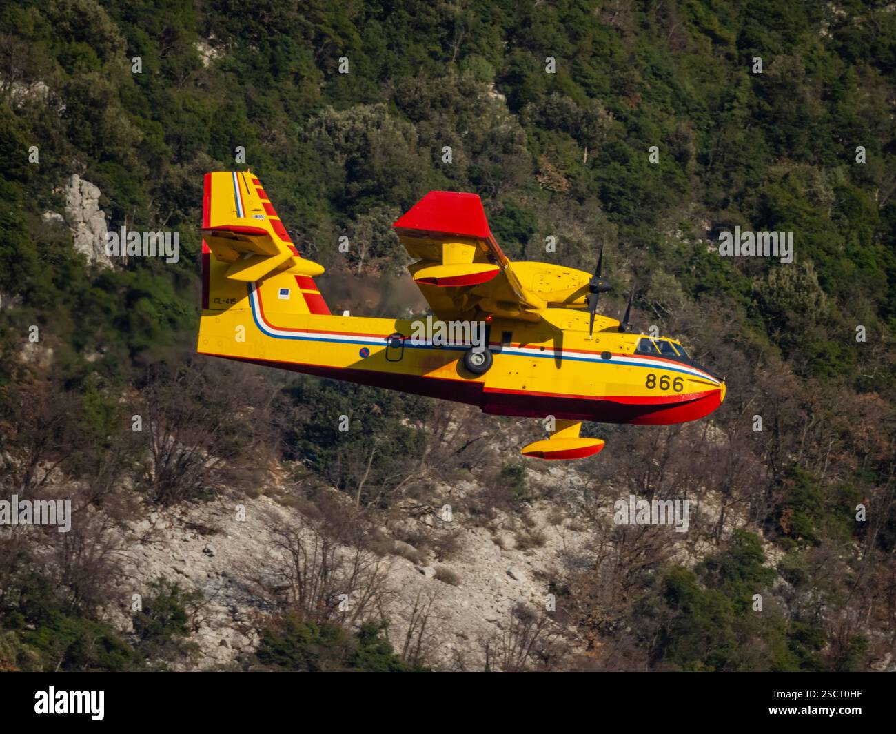 Croatian Canadair CL-415 "866" HRZ in action fire-figthing over Istria ...