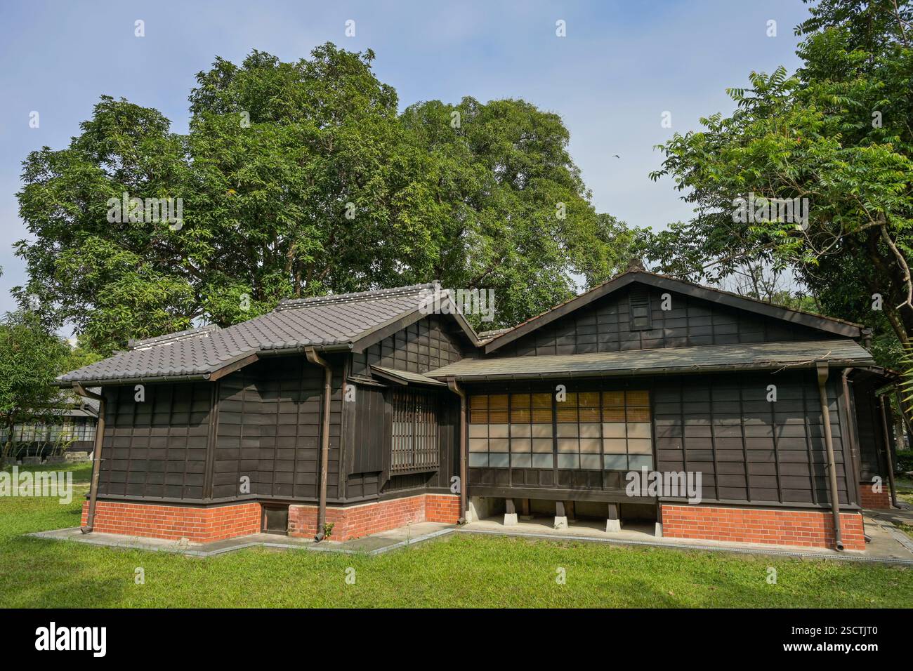 Altes japanisches Holzhaus, Hinoki Village, forest cultural and ...