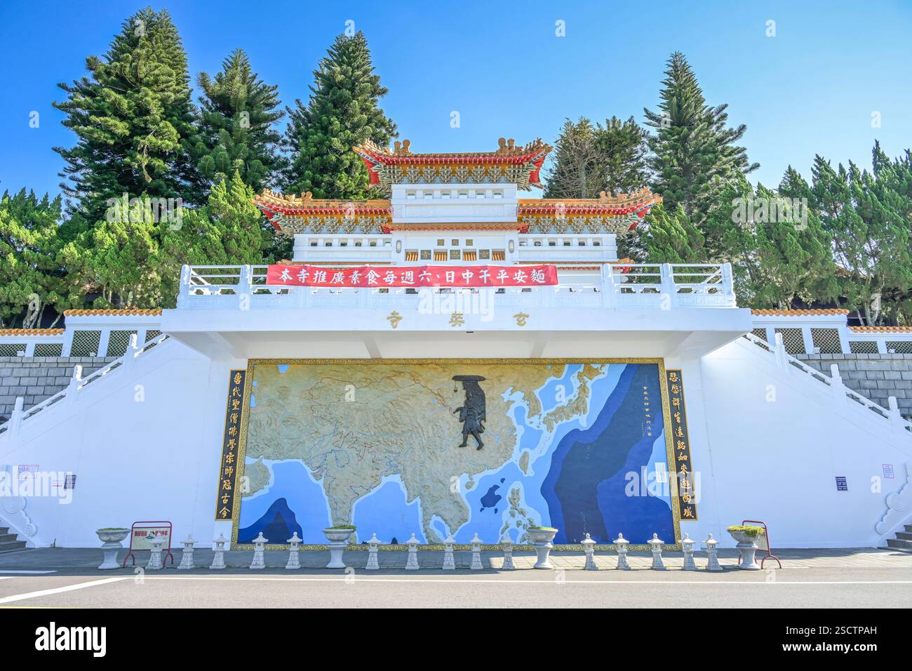 Eingangsgebäude, Xuan Zang Tempel, Ostseite des Sonne-Mond-See, Yuchi ...