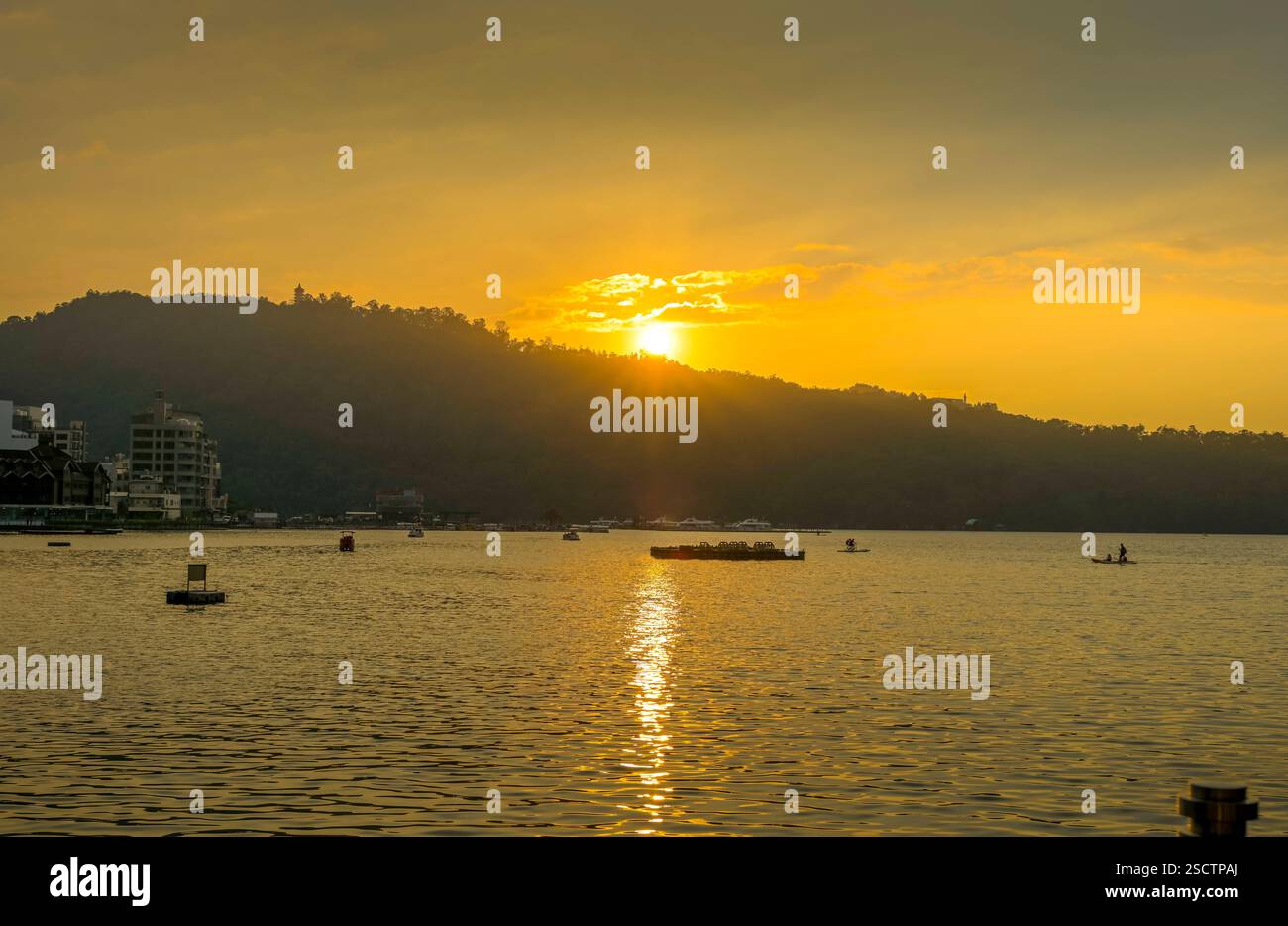 Sonnenuntergang am Sonne-Mond-See, Yuchi Township, Nantou County ...