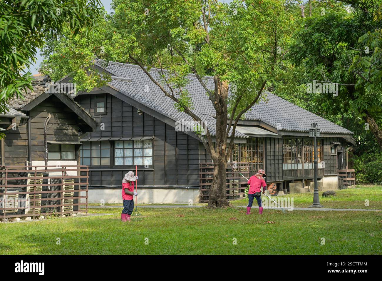 Altes japanisches Holzhaus, Hinoki Village, forest cultural and ...